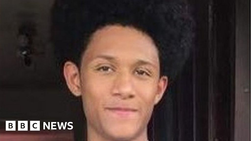 Lewisham murder inquiry: Stabbing victim named as four held - BBC News