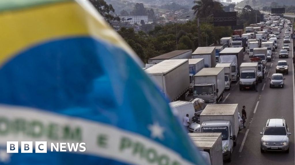 Brazil reaches deal with hauliers to suspend fuel strike - BBC News