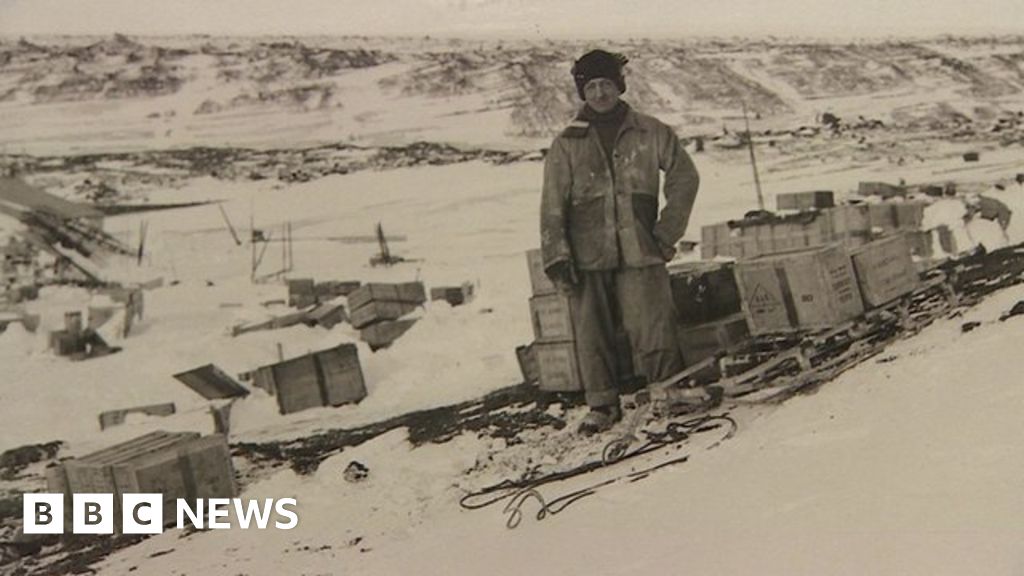 Scott's Antarctic pictures go on show in new exhibition - BBC News