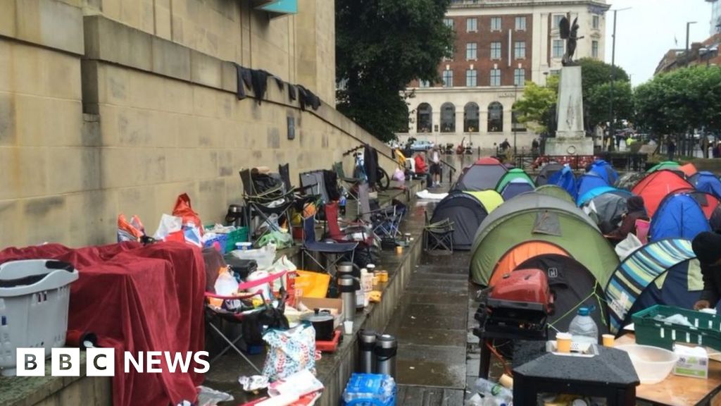Leeds homeless protest camp moves to city park - BBC News