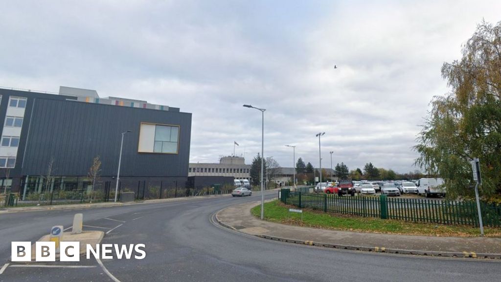 Doncaster: Man found dead in road after suspected hit-and-run - BBC News