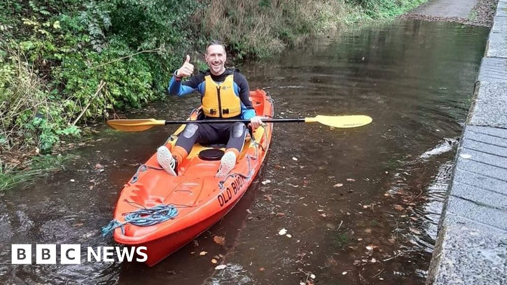 London Marathon: Kayak man helps 'virtual' runners in St Albans flood