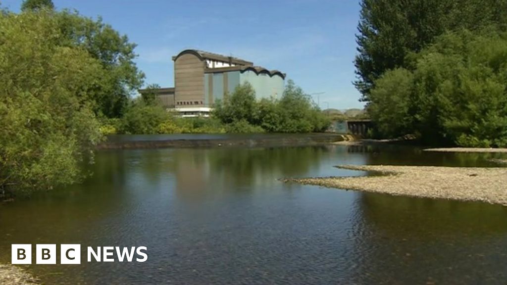River Derwent: Man trapped under water at weir dies - BBC News