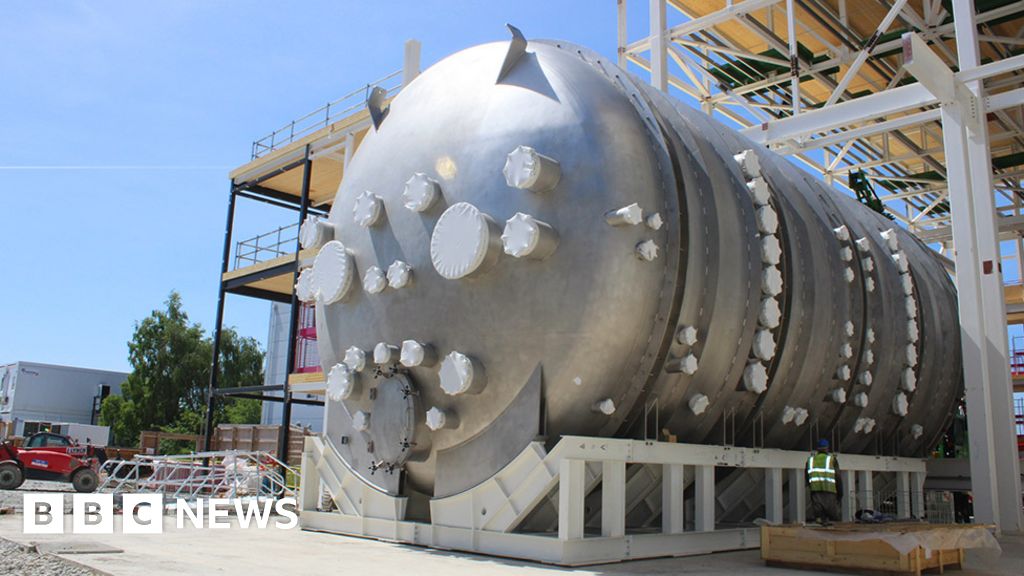 Giant space chamber installed in Oxfordshire - BBC News