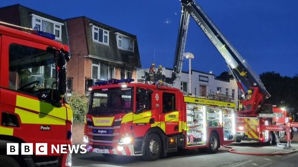 Poole: Fire breaks out in derelict former care home - BBC News