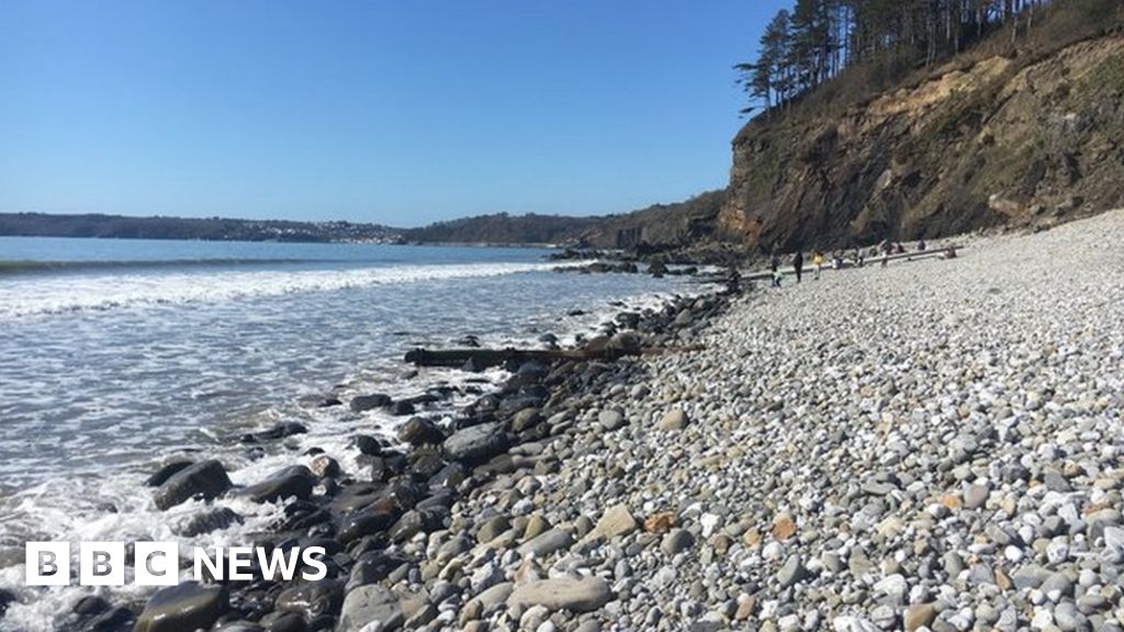 Amroth beach stone removal 'down' since warning signs erected - BBC News