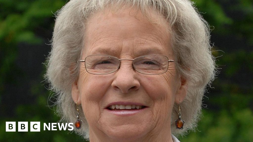 Halifax: Former Labour MP Alice Mahon dies aged 85 - BBC News