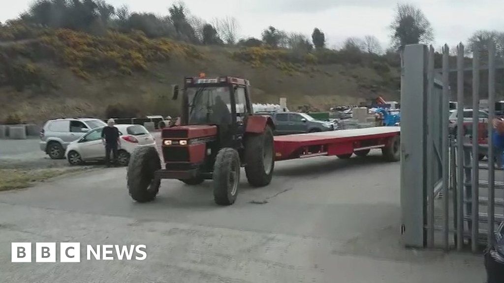 Farmer reaches reverse-tractor record bid finish line - BBC News