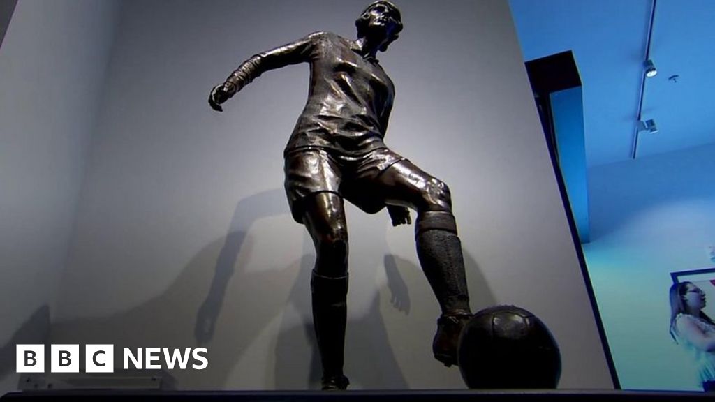 Lily Parr: Statue of first star of women's football unveiled - BBC News