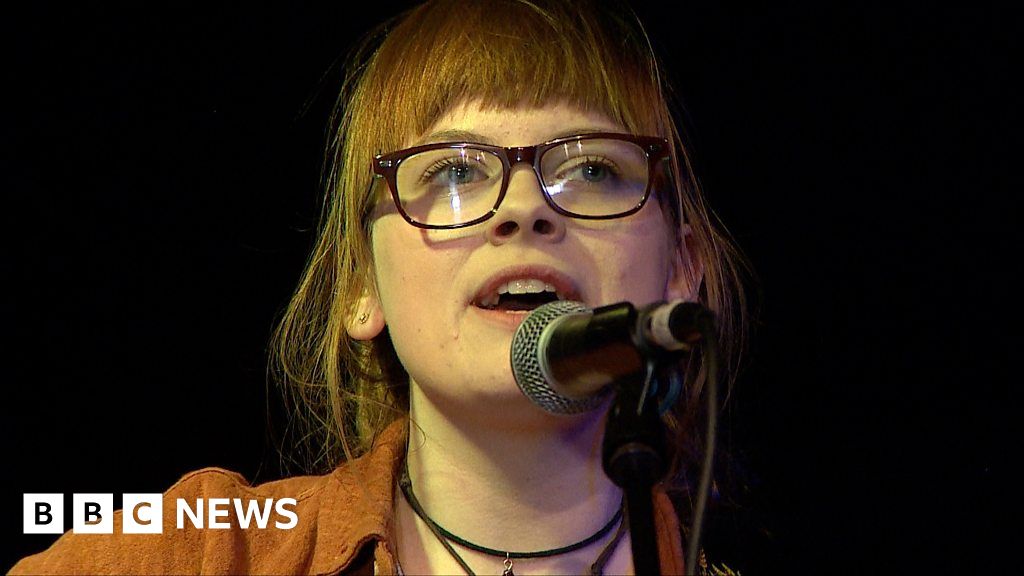 Singer Niamh vows to continue career despite hearing loss - BBC News