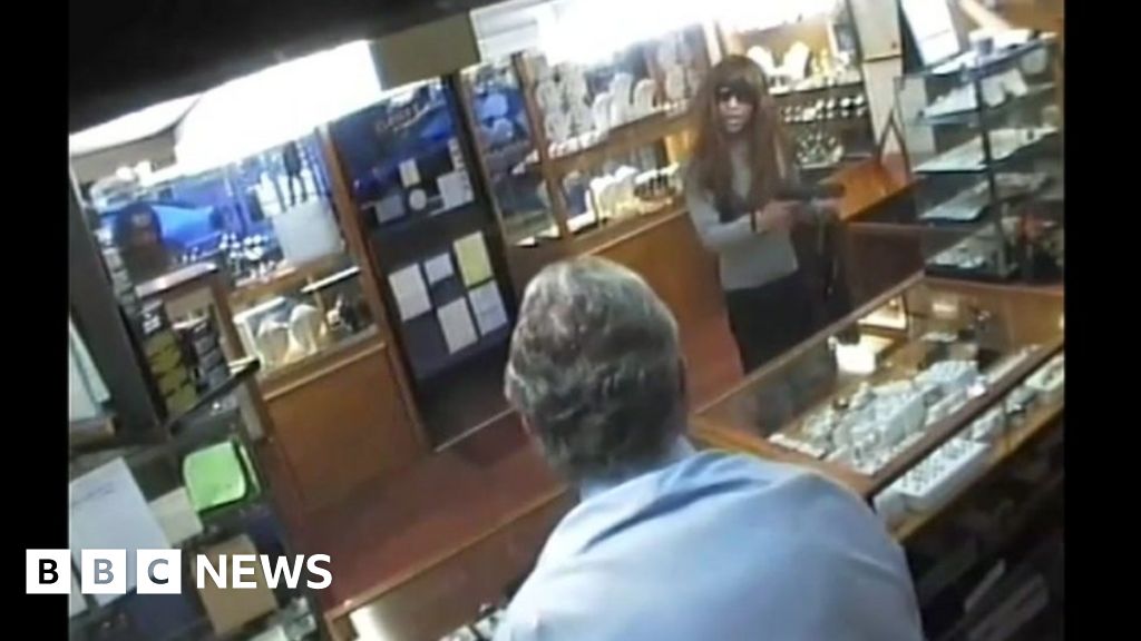 Robber disguised as woman fails to rob jewellers in Leatherhead - BBC News
