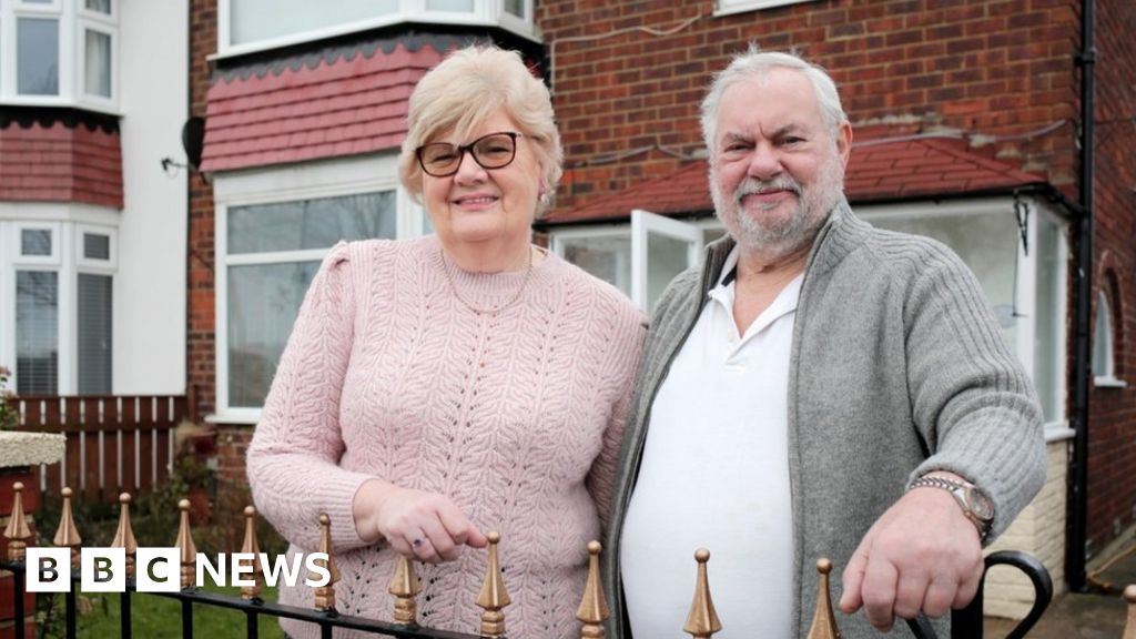Retired Redcar couple urge others to foster children - BBC News