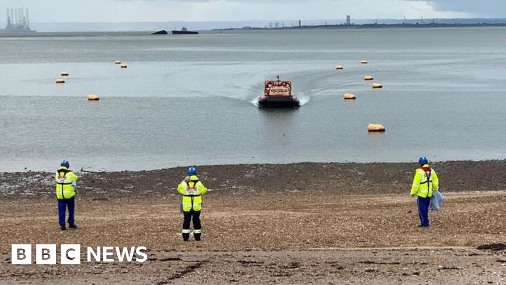 Children 'up to their necks in water' rescued in Southend - BBC News