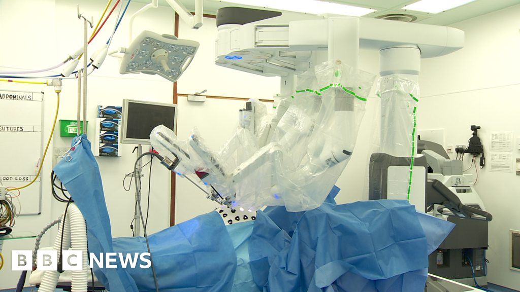 'Robot surgeon' helps Northern Ireland cancer patients - BBC News