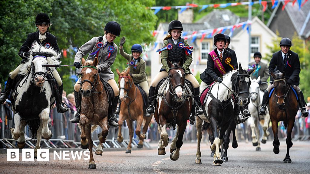 In pictures: Selkirk Common Riding - BBC News