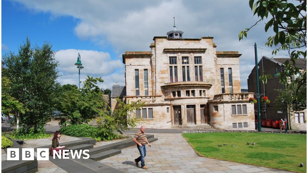 Roman artefacts discovered at Kirkintilloch Town Hall - BBC News