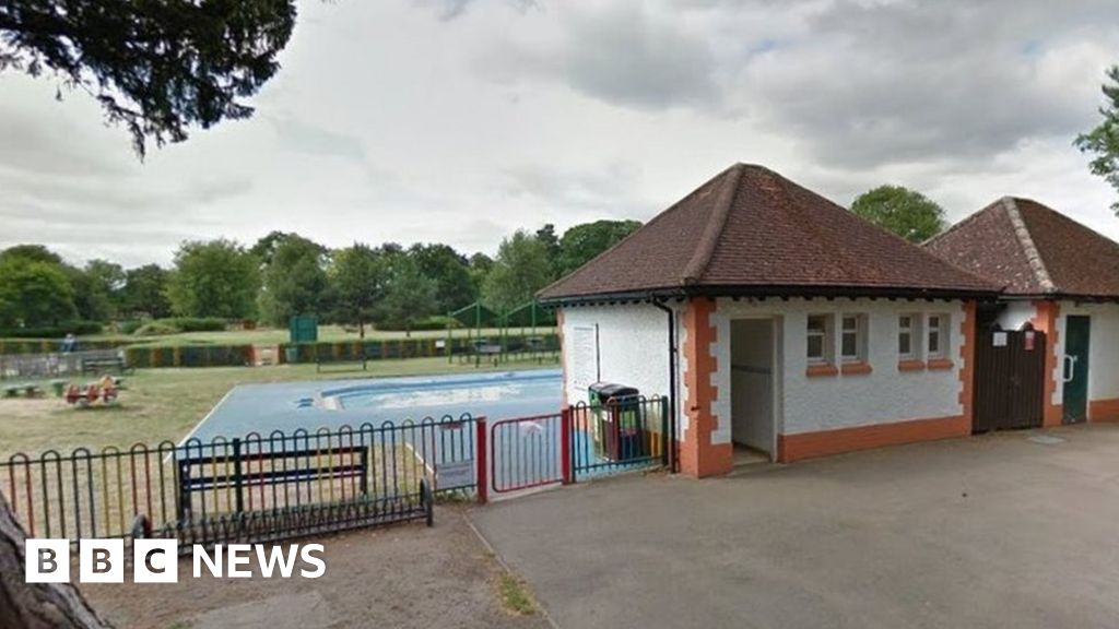 Peterborough pool reopens after traces of bacteria found - BBC News
