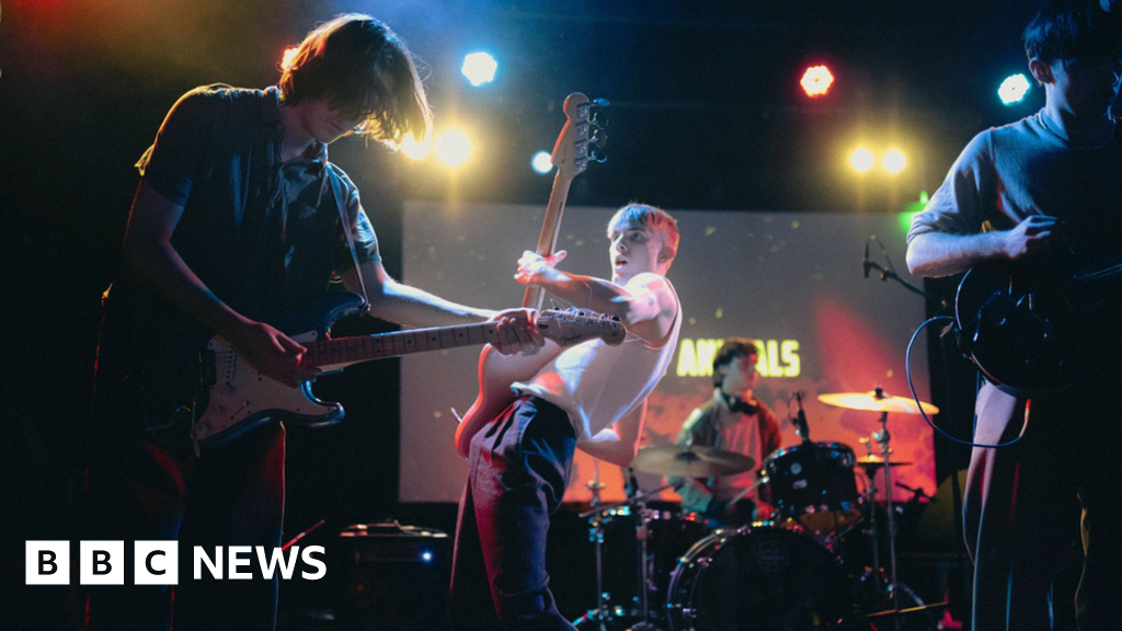 Cost of living: Bristol bands struggling as small venues close - BBC News