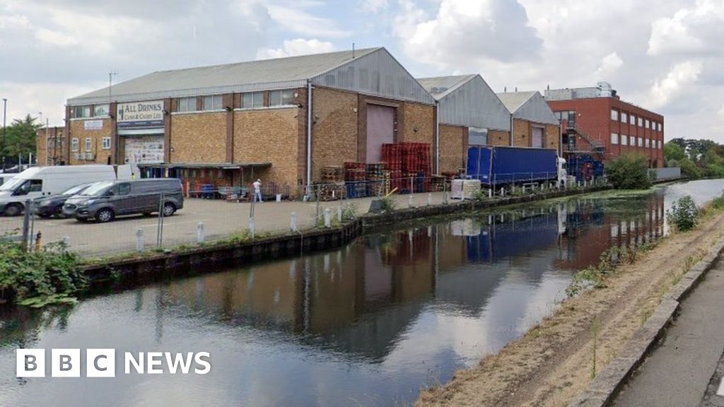 Southall: Murder investigation after woman found dead in canal - BBC News