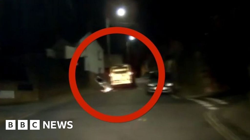Police van door falls off during Bideford patrol - BBC News