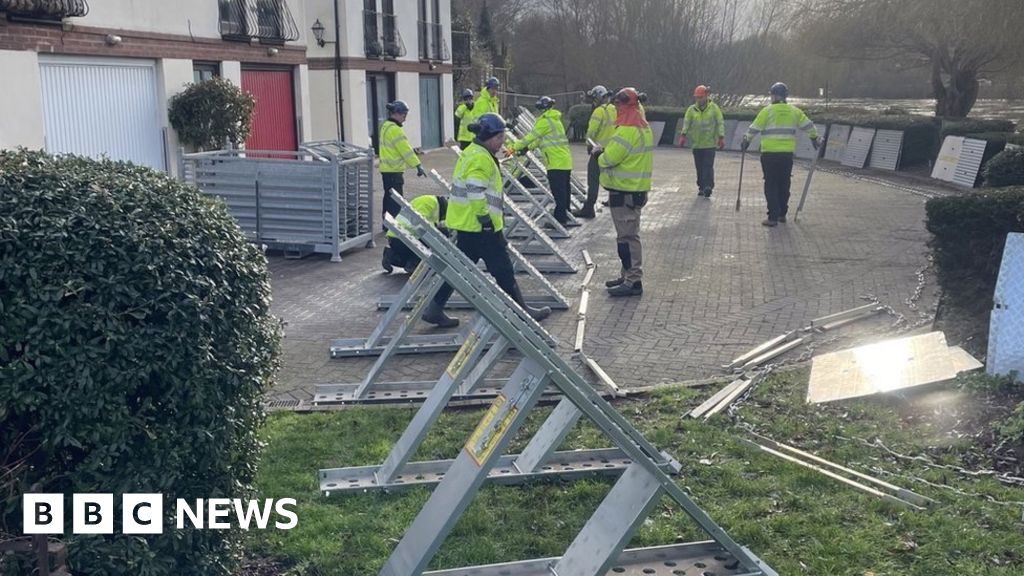 More flood barriers erected along Severn amid high river levels - BBC News