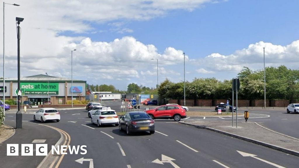 Hull: Cyclist dies in crash with lorry on Ferry Lane - BBC News