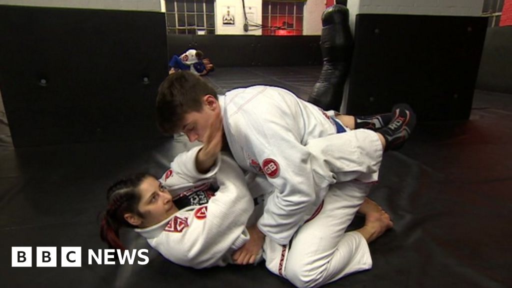Woman from Bristol hopes to be grappling champion - BBC News