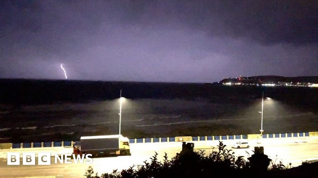 Lightning bolts light up Manx sky - BBC News