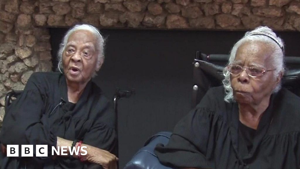 US twins celebrate turning 102 - BBC News