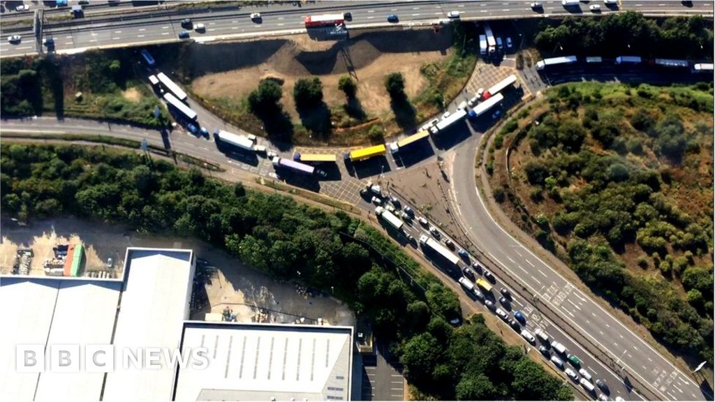 Police defend handling of delays on M25 Thurrock and QE2 bridge - BBC News
