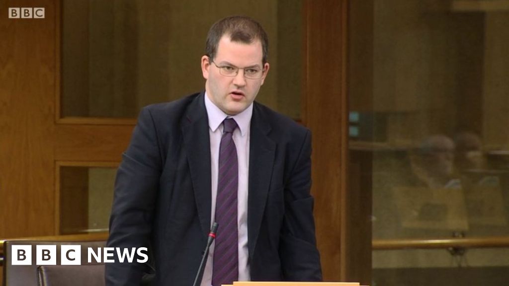 Former minister makes first speech as independent MSP - BBC News