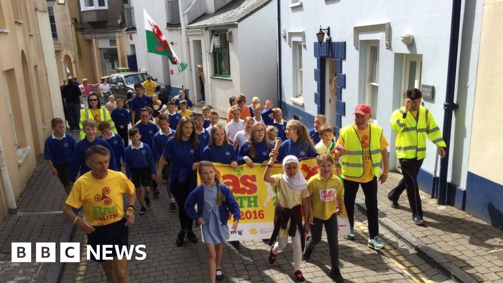 £14k raised from relay used to support Welsh language - BBC News