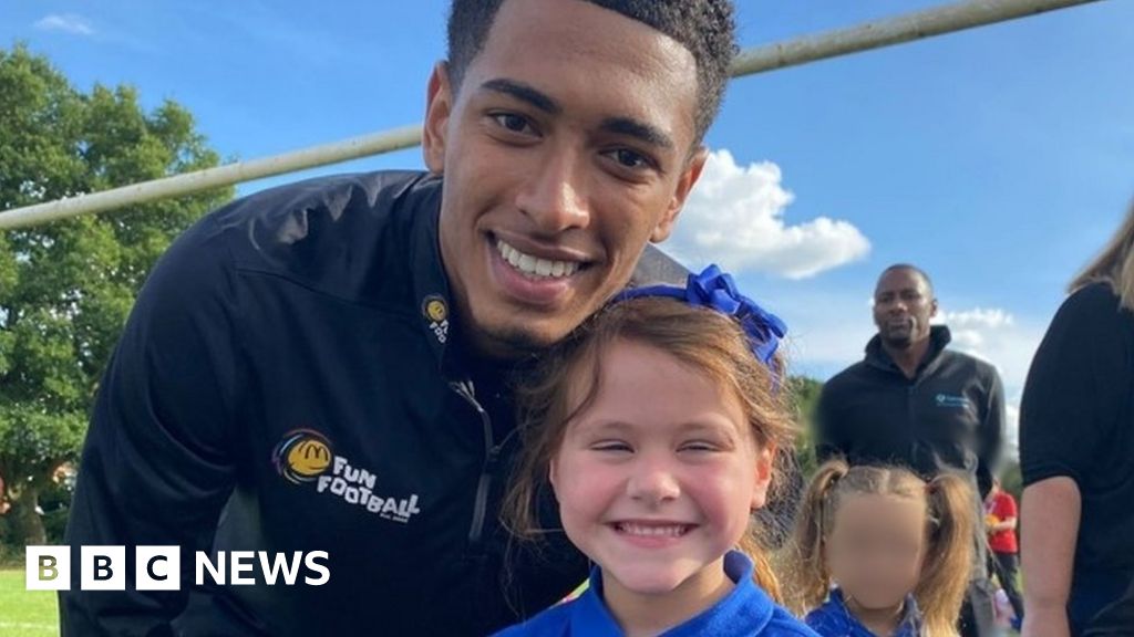 Jude Bellingham thrills Stourbridge pupils with guest role - BBC News