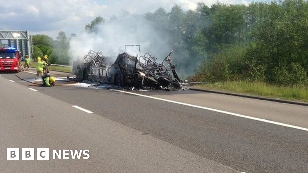 M6 shut after coach catches fire in Warwickshire - BBC News