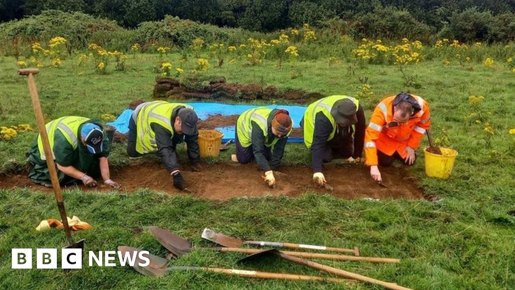 Archaeology: Lurgan volunteers dig in at churchyard site - BBC News