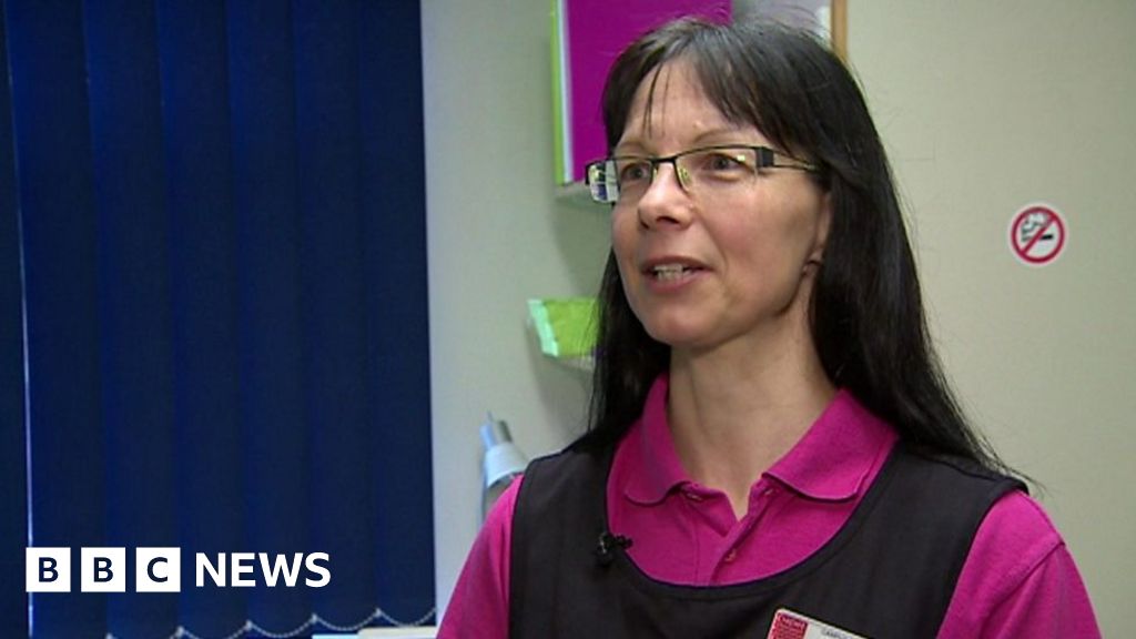 'Living wage at Cardiff University let me quit second job' - BBC News