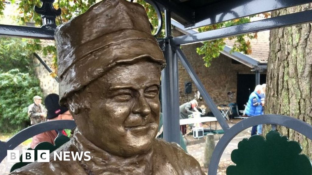 Wurzels frontman Adge Cutler honoured with bronze statue - BBC News