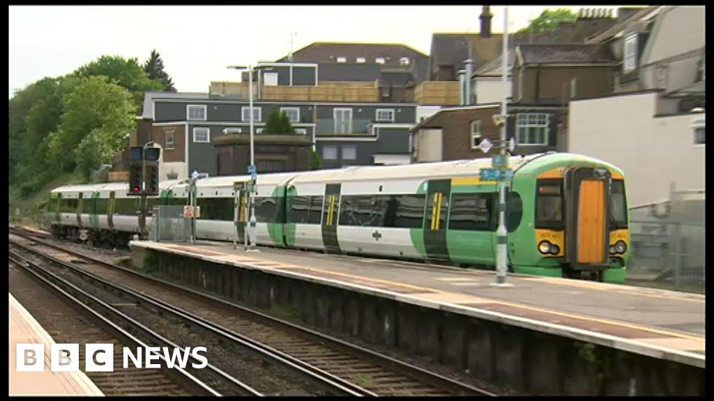 Southern rail gives workers ultimatum to accept changes - BBC News