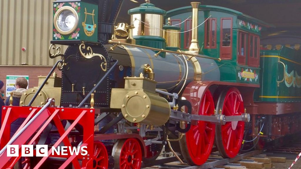 Alcester firm Severn Lamb delivers replica locomotive to USA - BBC News