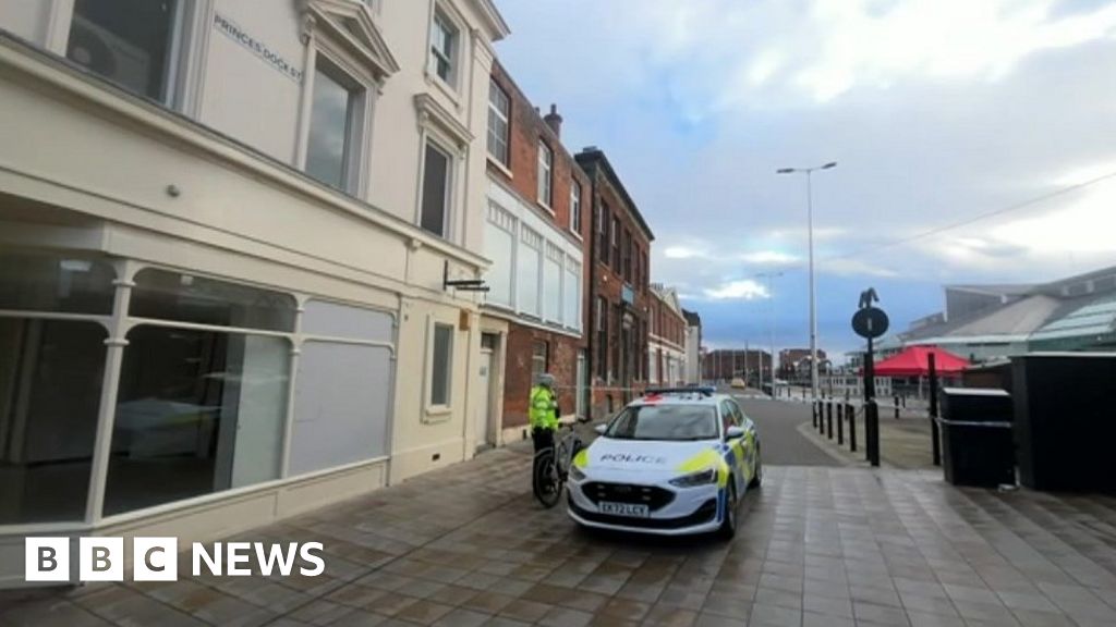 Hull stabbing: Two teenagers charged with murder - BBC News