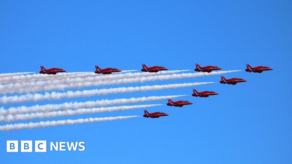 The Red Arrows wow onlookers during Yorkshire training flight - BBC News