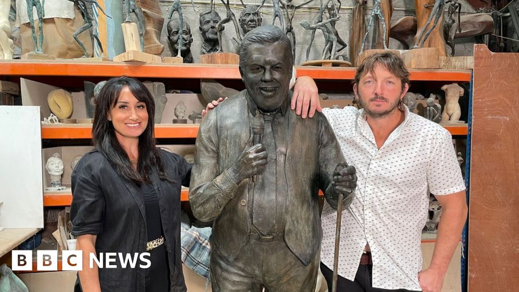 Jethro fans asked to help with statue location