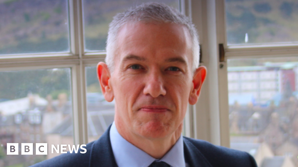 Coronavirus in Scotland: Who is Dr Gregor Smith? - BBC News