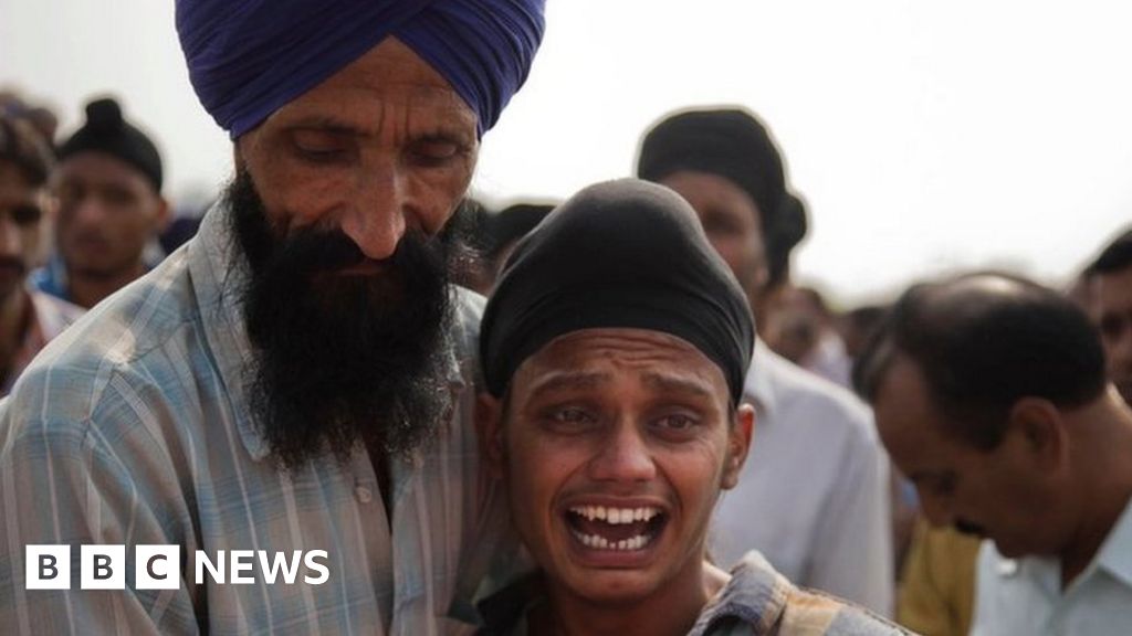 Kashmir firing: Rivals trade blame as 24 are killed - BBC News