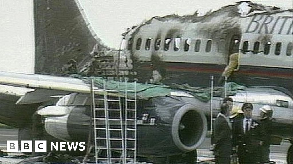 Manchester Airport to get new memorial for air disaster victims - BBC News