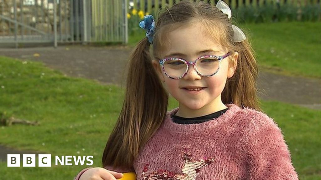 Sight loss: Children in Wales missing out on 'vital services', charity says - BBC News