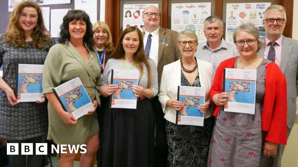 Strategy aims to more than double number of Manx speakers - BBC News