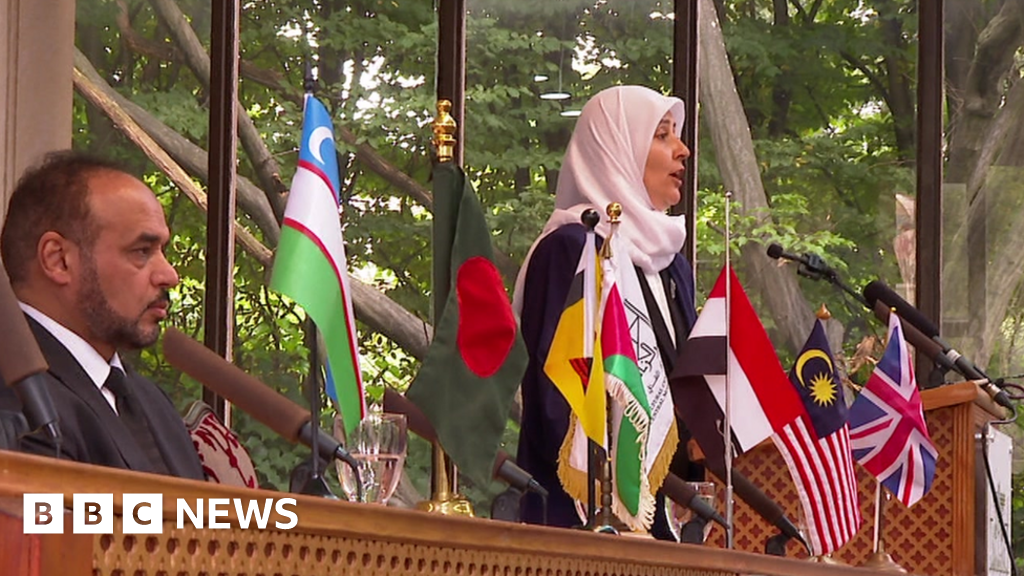 Queen Elizabeth II: London mosque worshippers sing God Save the King ...