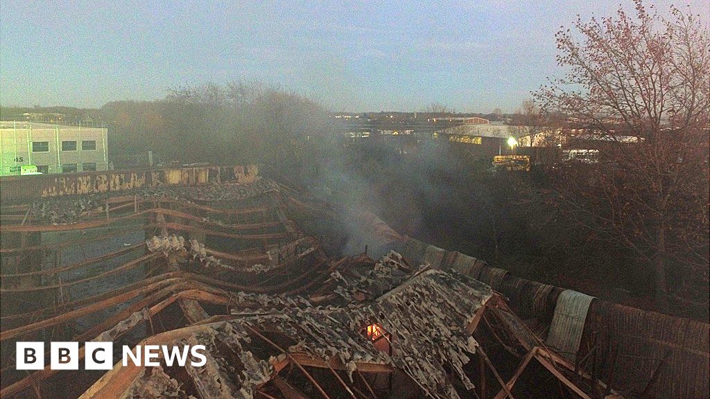 Five-week Yate warehouse fire sparks 'stay indoors' warning - BBC News
