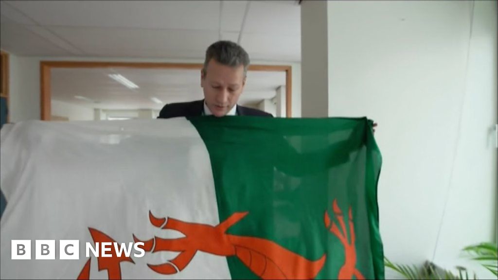 Brexit: Welsh MEPs leave Brussels 'and take our flag with us' - BBC News
